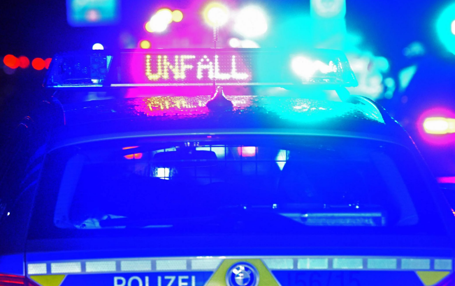 Vollsperrung! Mehrere Verletzte bei schwerem Unfall auf der Autobahn - LKW durchbricht ...